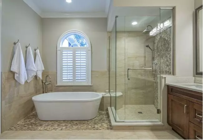 Үлкен ваннаны қайта құру дизайны шешімі: ваннаға қарсы душ