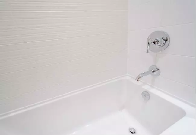 Үлкен ваннаны қайта құру дизайны шешімі: ваннаға қарсы душ
