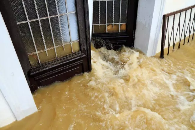 limpar casa inundada