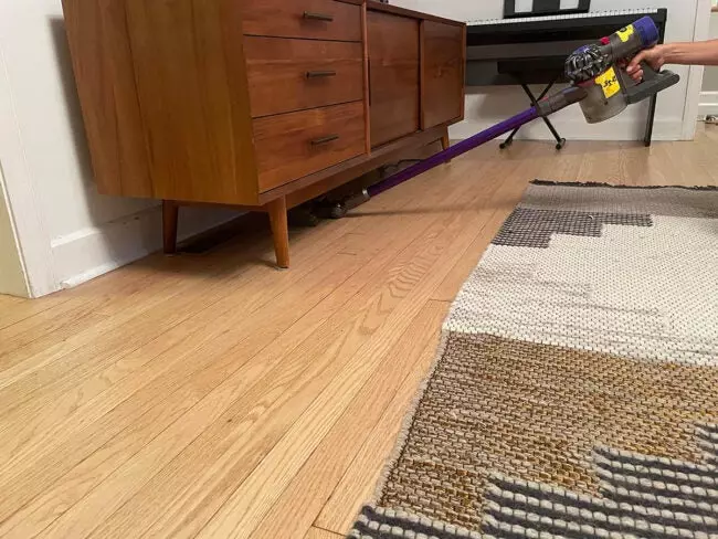 Dyson V7 Aqbad u Mur