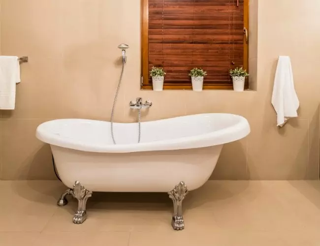 Kif Żebgħa Bath Tub - White Clawfoot Tub