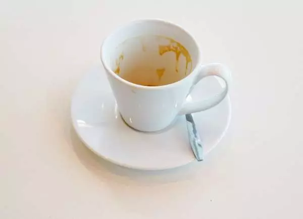 Prim-plan cu ceașcă de espresso cu pete de cafea