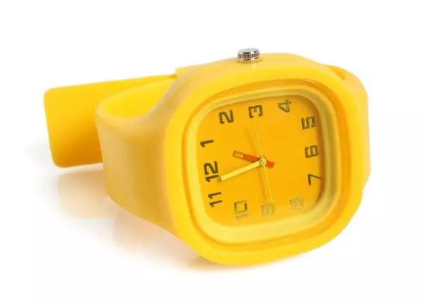 Primul plan al ceasului galben din plastic