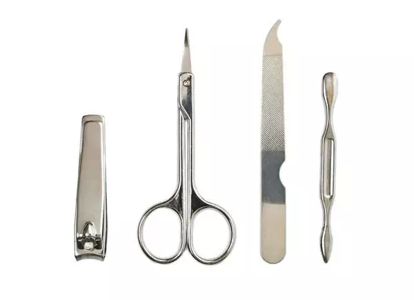 Detailný záber na nástroje na úpravu nechtov – nožnice, nožnice na nechty, pinzety, tvarovač nechtovej kožičky