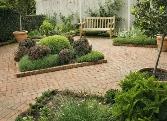 Ideer for murstein uteplass som inkluderer hager