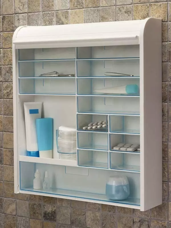 étagères de l'armoire à pharmacie