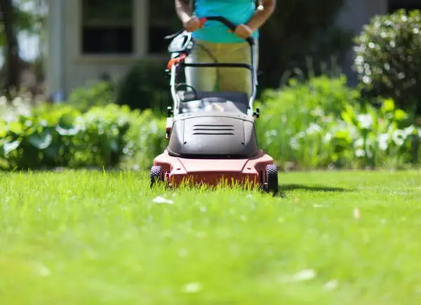 mowing ສະຫນາມຫຍ້າສາມາດ strenuous