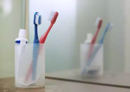 تنظيف حامل فرشاة الأسنان