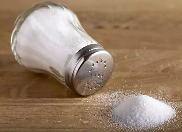 Bruk salt for å deodorisere sko