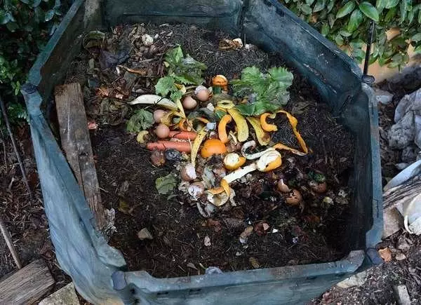 Utilisez Coca-Cola dans le tas de compost