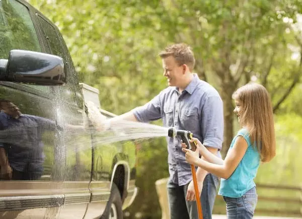 Unikaj mycia samochodu, gdy jest za gorąco
