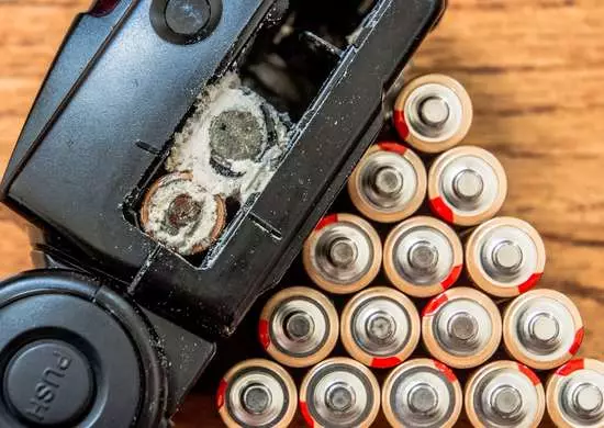 Jak czyścić korozję baterii?