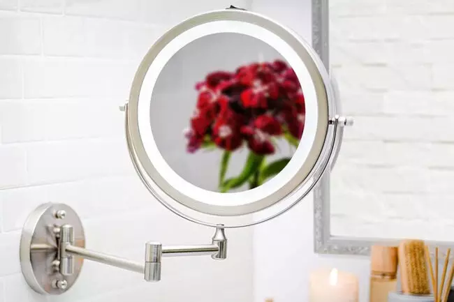 Lựa chọn gương Vanity tốt nhất: Gương trang điểm treo tường có đèn chiếu sáng Ovente 7