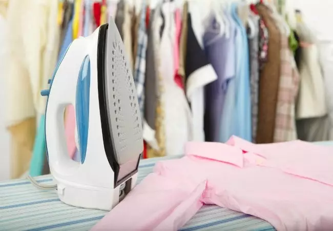 Како да го исчистите дното на пеглата - облека за пеглање