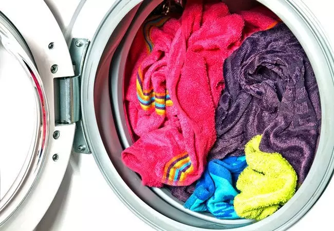 Kā tīrīt smirdīgus apavus — veļas mašīna