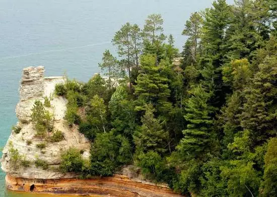 Мичиган дахь Pictured Rocks National Lakeshore дахь бяцхан Минж нуурын зуслангийн газар