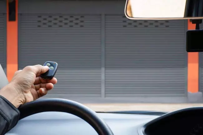 Come prevenire l'invasione domestica Chiudi la porta del garage