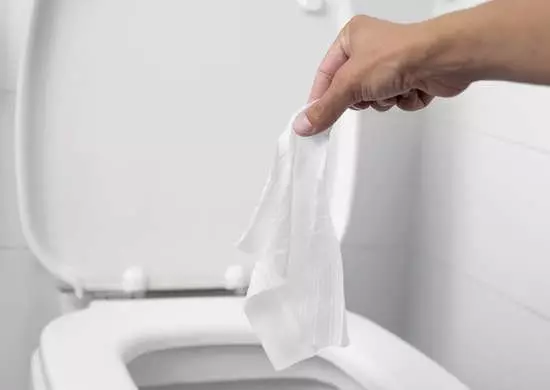 هل يمكنك تنظيف المناديل المبللة في المرحاض؟