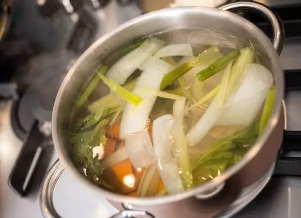 Faceți supa din resturi de legume