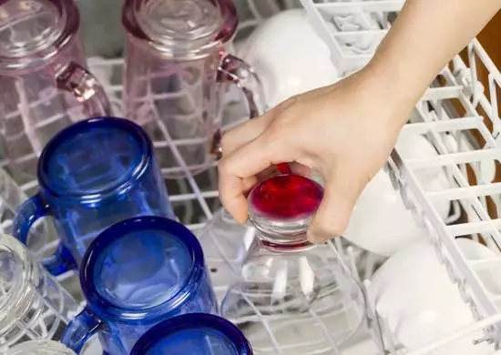 Kaip valyti stiklinius indus
