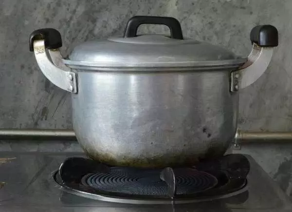 Hoe maak je een verbrande pot schoon?