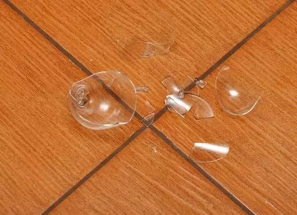 割れたガラスをきれいにする方法