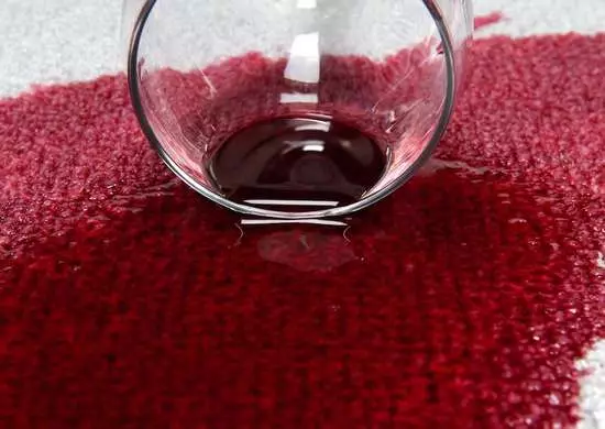 Vino rosso fuori dal tappeto