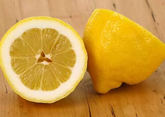 Reinigung mit Zitrone