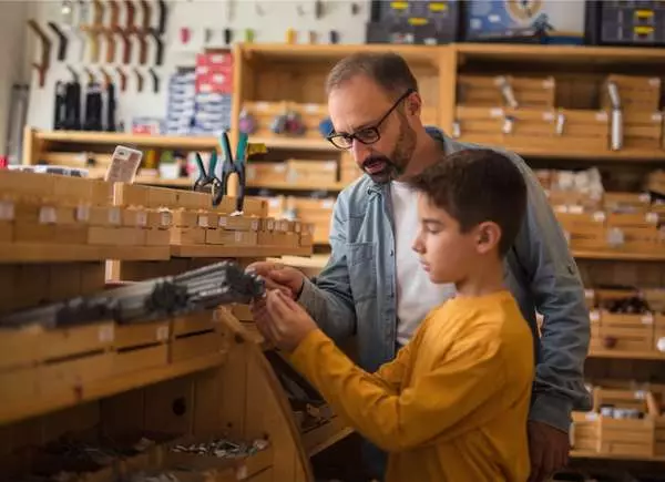 moenie kinders alleen los hardewarewinkel nie