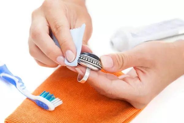 9 изненадващи алтернативни употреби на паста за зъби