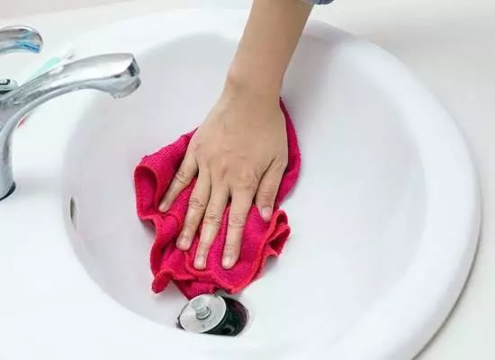 Почистете мивка с паста за зъби