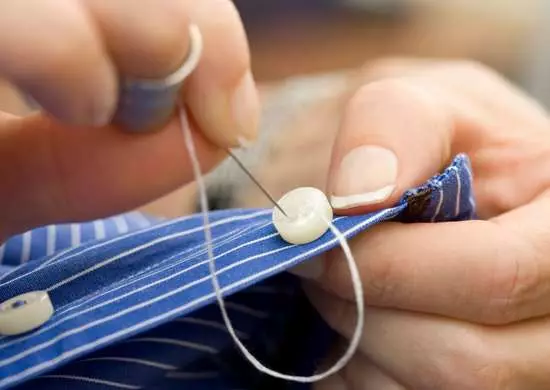 Hvordan reparere klær med tanntråd