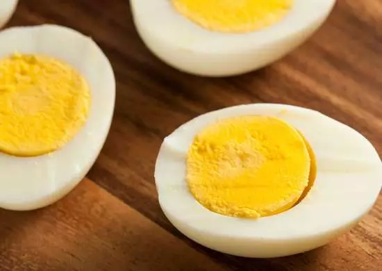 Wie man gekochte Eier mit Zahnseide schneidet