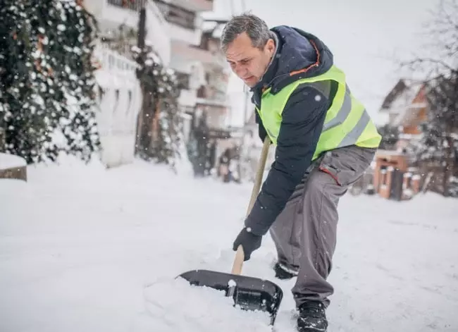 5 tapaa, joilla lumen lapioiminen voi olla haitallista terveydelle 12311_6