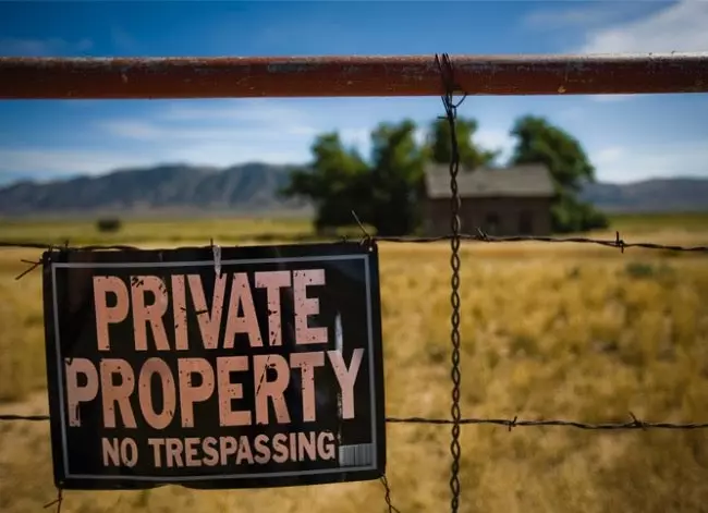 valla morada que significa propiedad privada