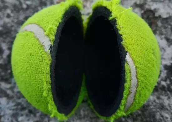 Топка за тенис или футболна топка