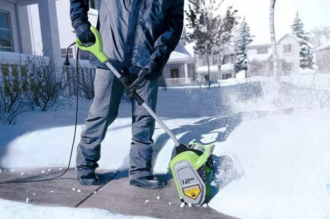 Найкращий варіант електричної лопати для снігу