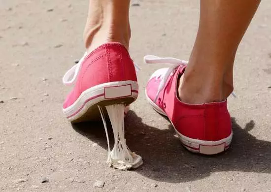 Cum să scoți guma de pe pantofi
