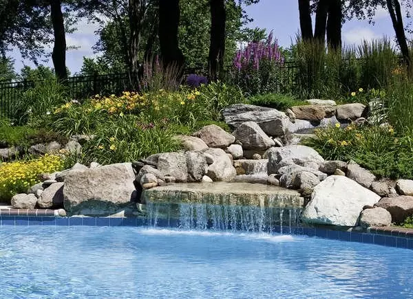 Най-добрите плувни басейни в задния двор, които някога сме виждали