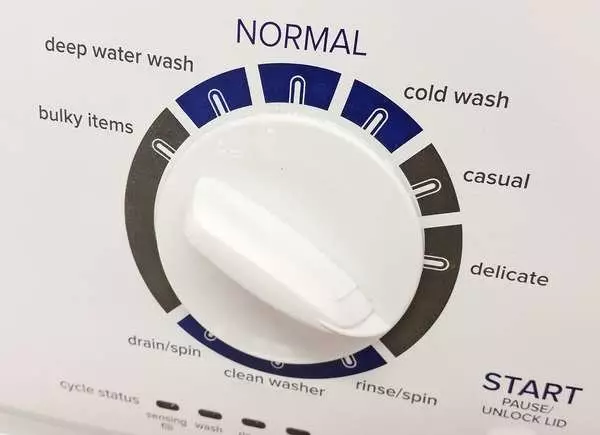 Laver les vêtements à l'eau froide pour économiser de l'eau