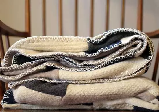DIY Felted Wool Blanket daga Sweater