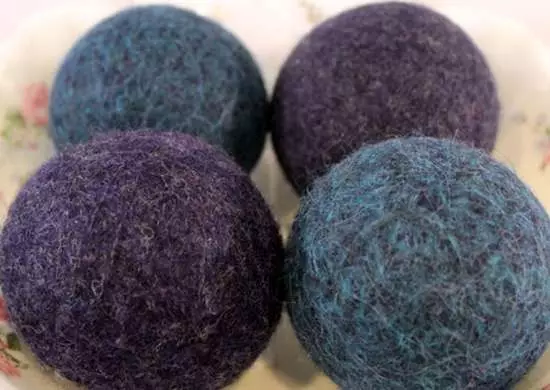 DIY Dryer Balls los ntawm Sweaters