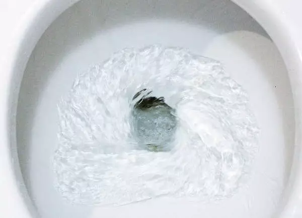 Langzaam doorspoelend toilet