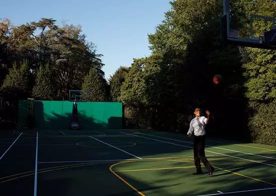 Обама играет в баскетбол