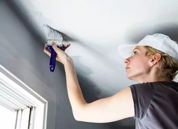 Kako odstraniti stensko barvo na stropu