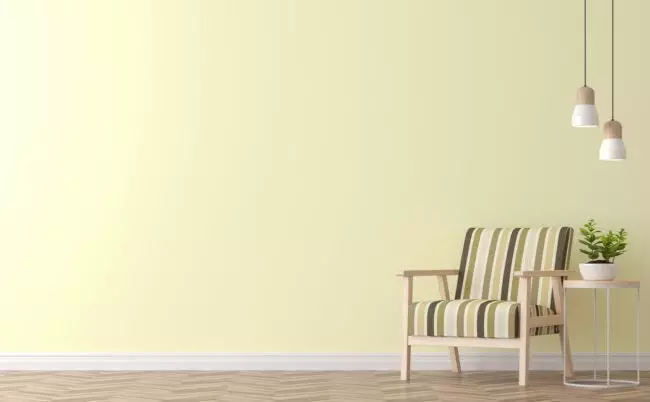 غرفة معيشة حديثة مع صورة تجسيد ثلاثية الأبعاد للجدار الأصفر.هناك جدار طلاء أصفر وأرضية خشبية ، ومزودة بكرسي خشبي عتيق