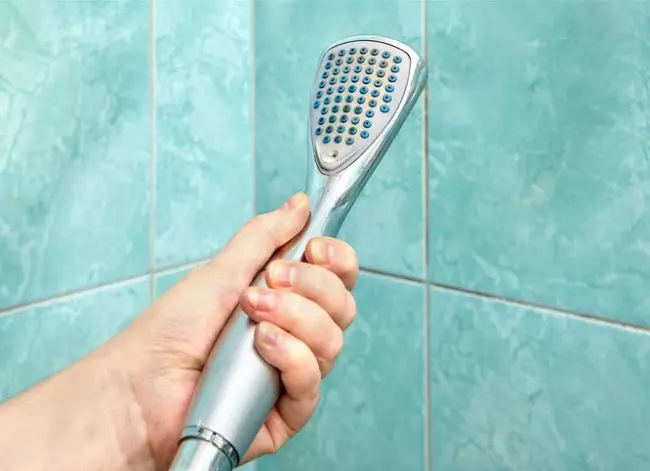 jak czyścić głowicę prysznicową