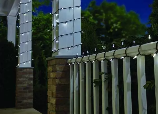 التفاف سلسلة أضواء الفناء الخلفي الشرفة
