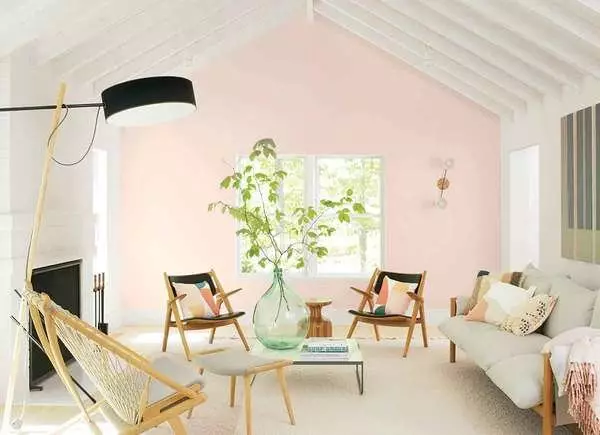 różowo pomalowana ściana