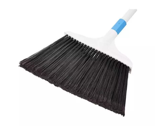 Yr Opsiwn Broom Gorau: AmazonBasics Heavy-Duty Broom